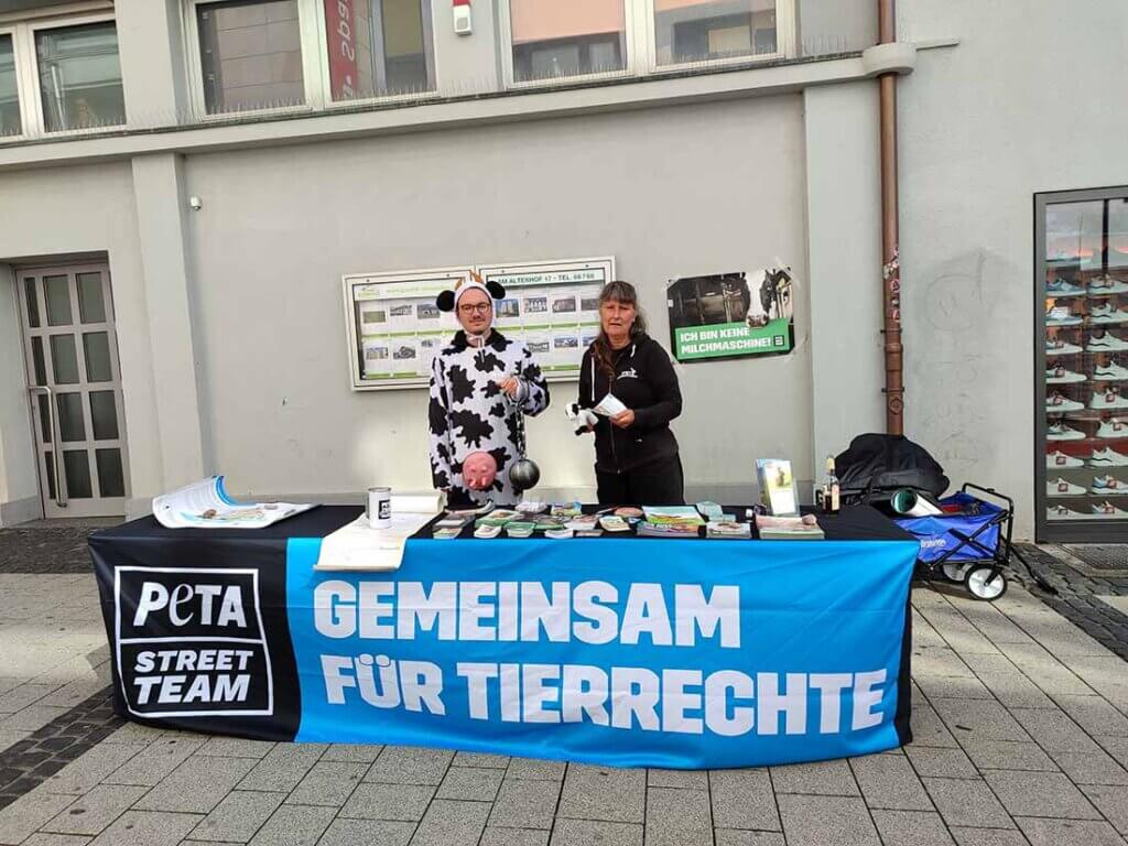 Bundesweiter Aktionstag: PETA-Proteste gegen Anbindehaltung